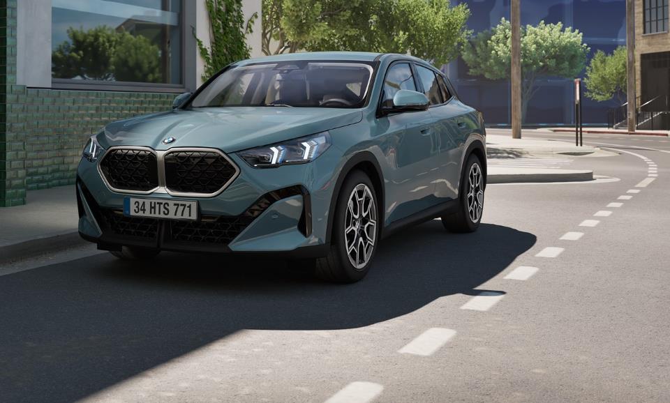 Yeni BMW iX1 eDrive20 ise 2.525.800 TL'den başlayan fiyatlarla