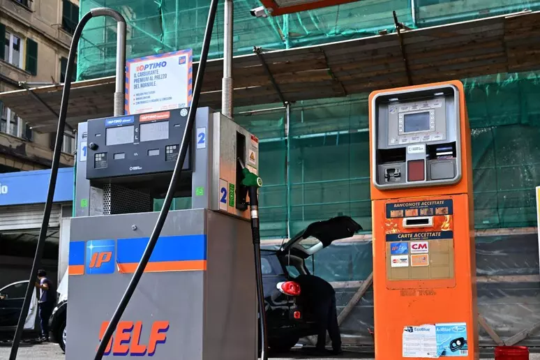 Benzina ai minimi da 6 mesi, self a 1,749 euro - Automobile Magazine ...